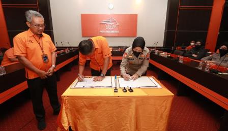 Polda Jatim Tandatangani Perjanjian Kerjasama Bersama PT Pos Indonesia - Tribratanews Polres Magetan