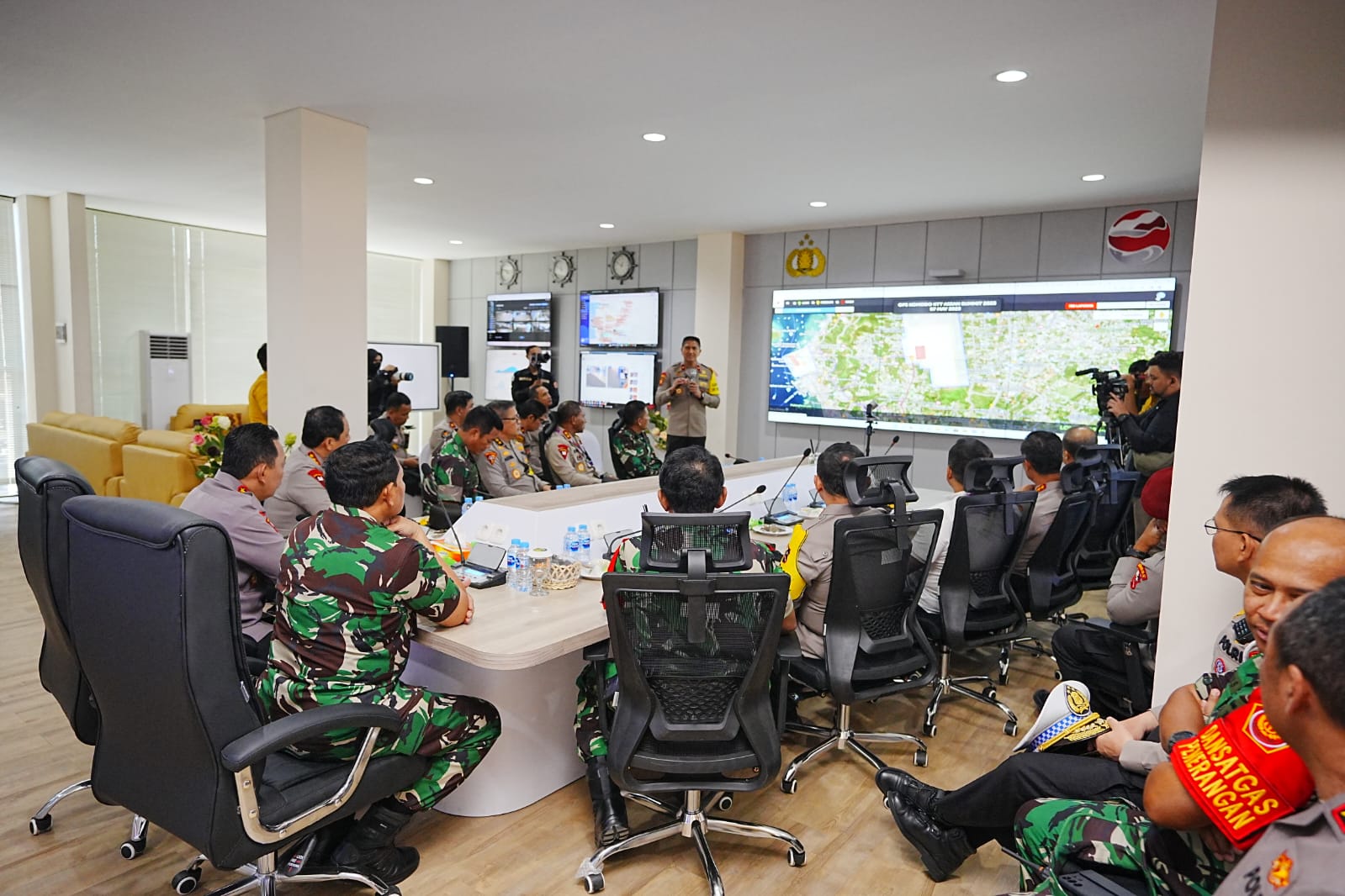 Tinjau 91 Command Center, Kapolri dan Panglima TNI Pastikan Kesiapan Personel Jelang KTT ASEAN ...