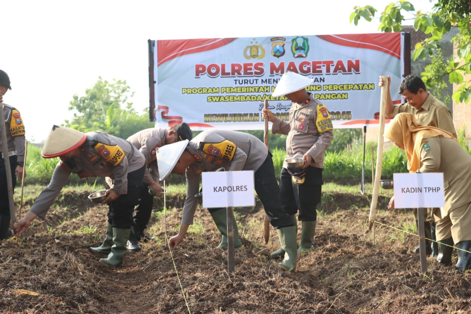 Polres Magetan Dukung Program Ketahanan Pangan dengan Tanam Jagung di Lahan Kosong Milik Dinas ...