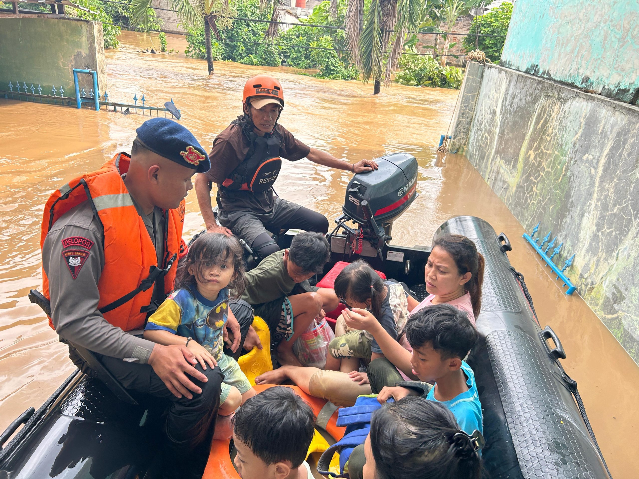 Tim SAR Korbrimob Polri Gerak Cepat Evakuasi Korban Banjir di Jakarta Timur - Tribratanews ...